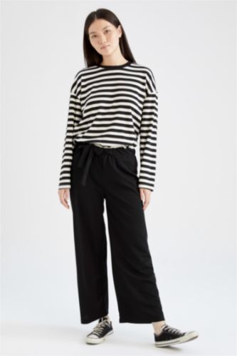 Black WOMAN Regular Hem Trousers 2721347 | DeFacto