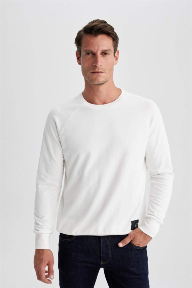 White MAN Regular Fit Crew Neck Woven Label Basic Sweatshirt 2855963 ...