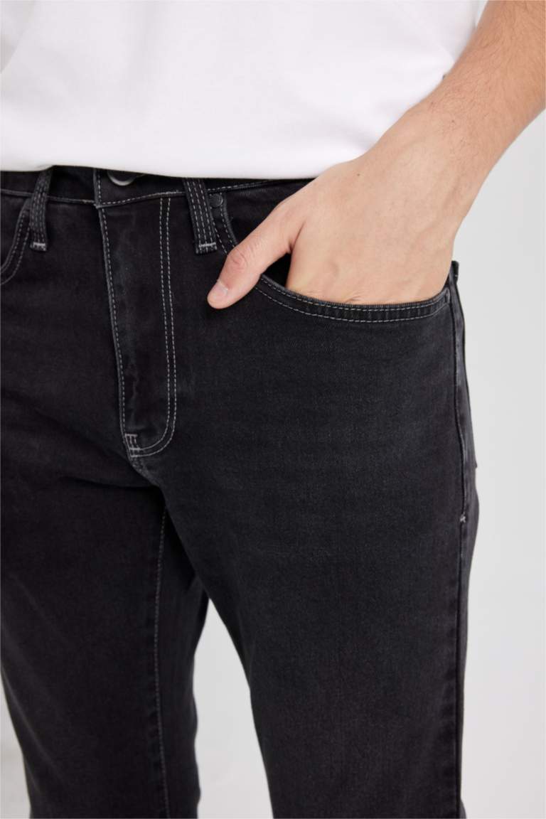 Black MAN Slim Tapered Fit Normal Waist Tapered Leg Jeans 3189118 | DeFacto