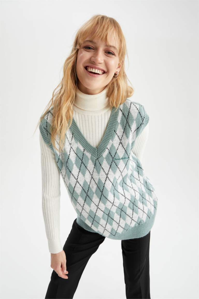 Turquoise Woman Regular Fit V Neck Diamond Print Sweater 2354428 | DeFacto