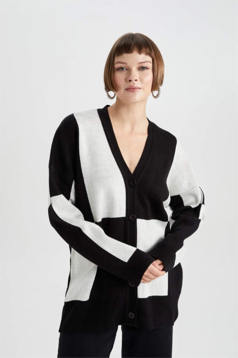 Black WOMAN Relax Fit V-Neck Cardigan 2910563 | DeFacto