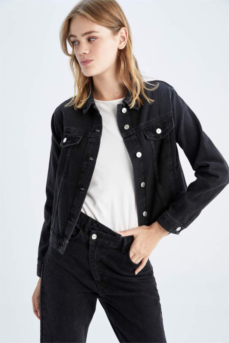 Black WOMAN Regular Fit Jacket 2645854 | DeFacto