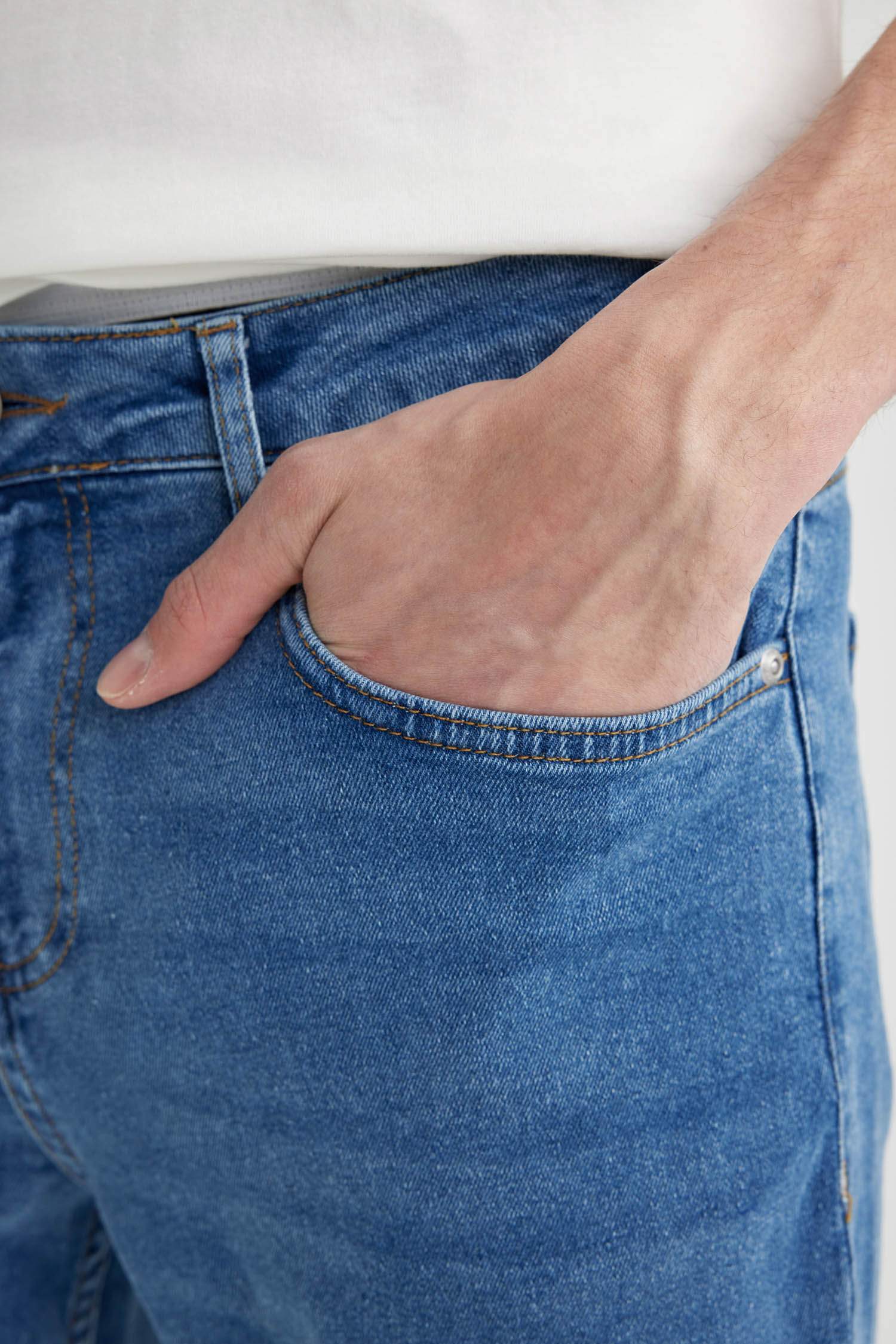 Blue Man Sergio Regular Fit Normal Waist Pipe Leg Jeans 2803247 | DeFacto