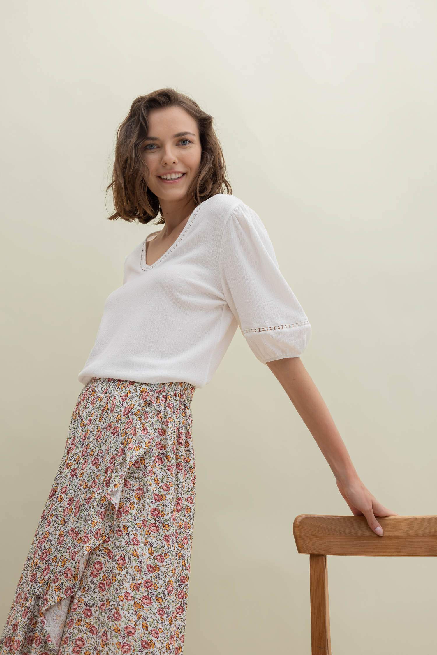 Beyaz Kadın Traditional Regular Fit V Yaka Kısa Kollu Tişört 2820796 ...