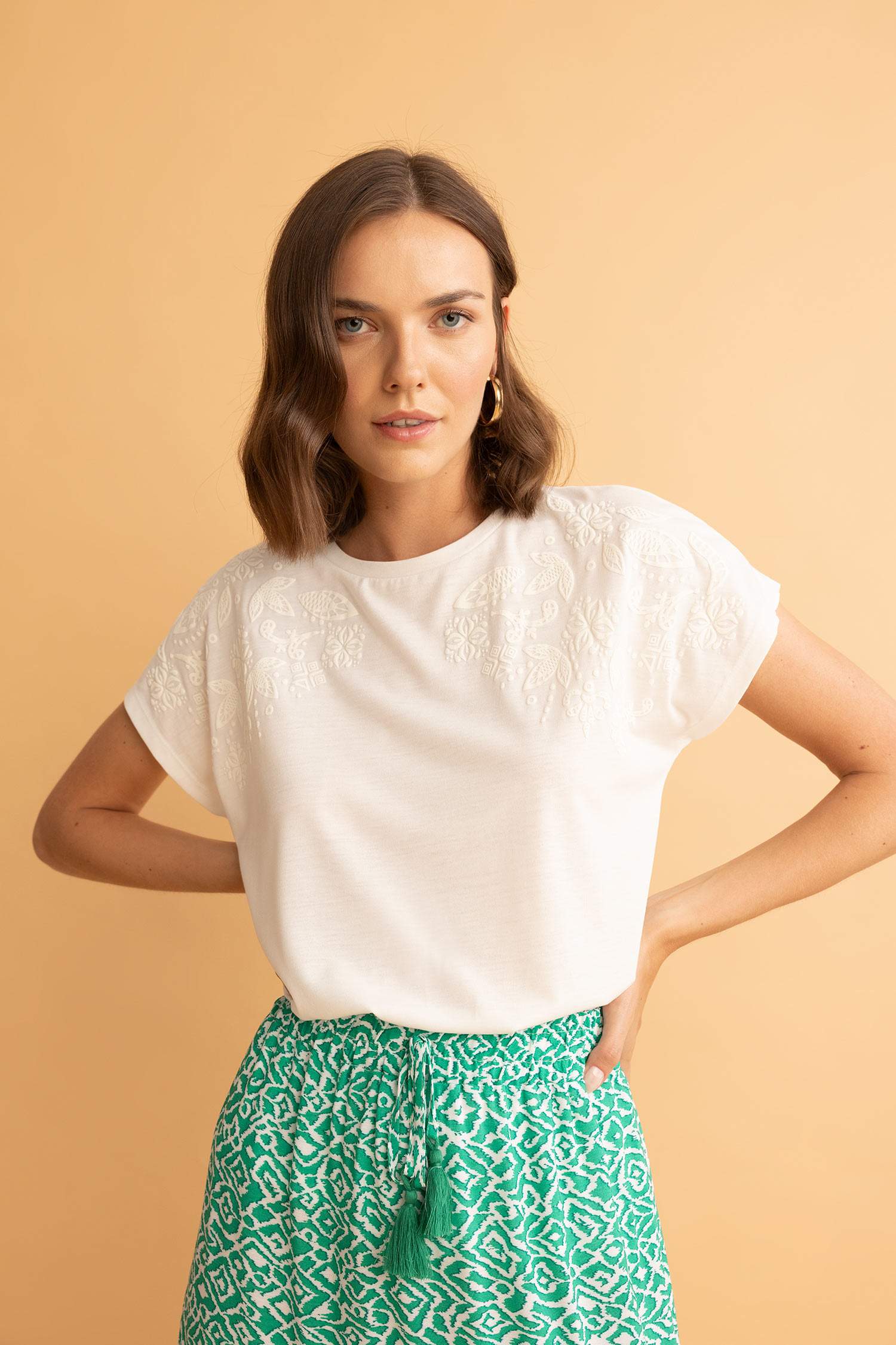 Ecru WOMAN Traditional Crew Neck Short Sleeve T-Shirt 2813202 | DeFacto