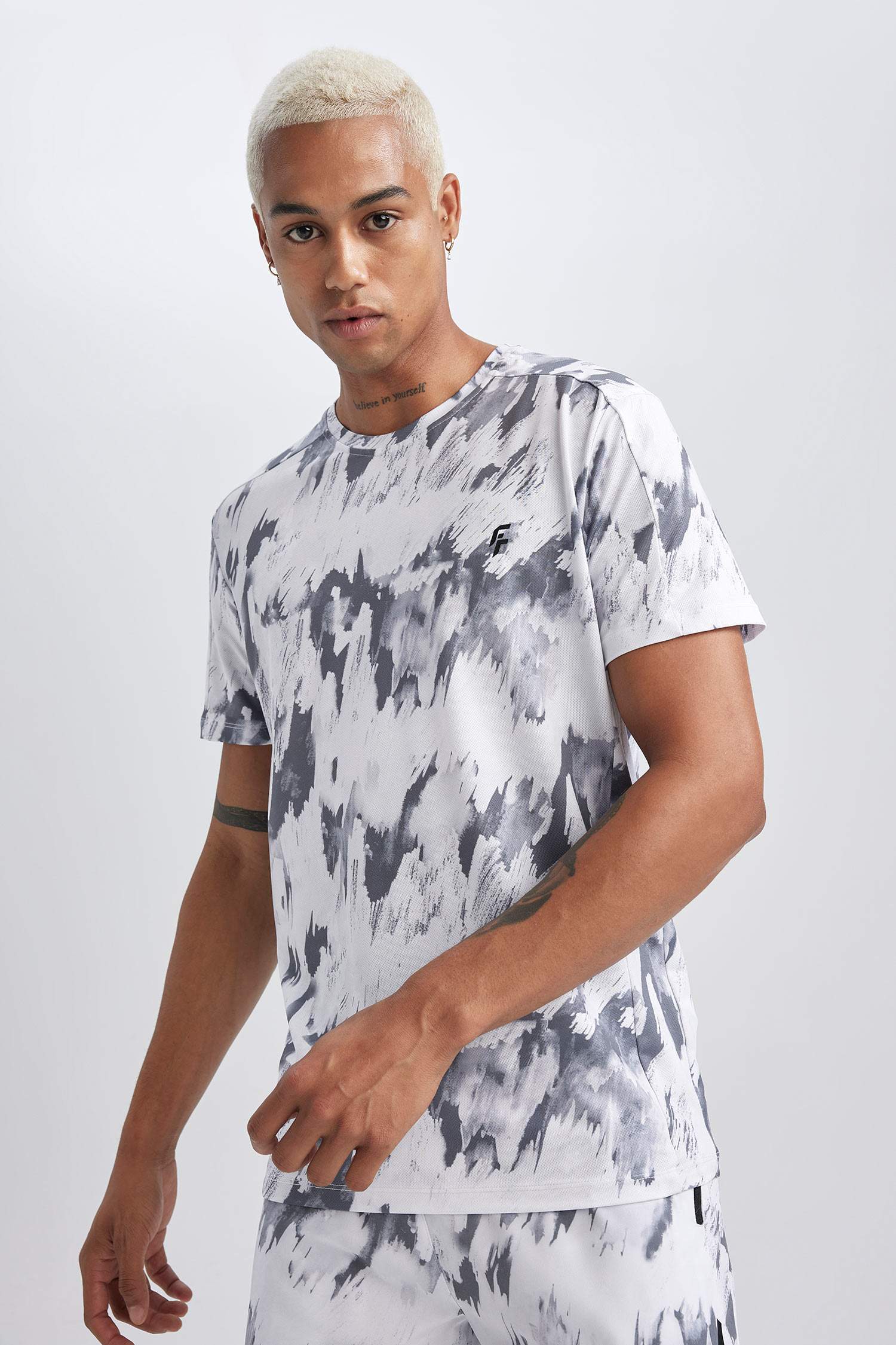 Beyaz Erkek DeFactoFit Standart Fit Bisiklet Yaka Desenli Tişört ...