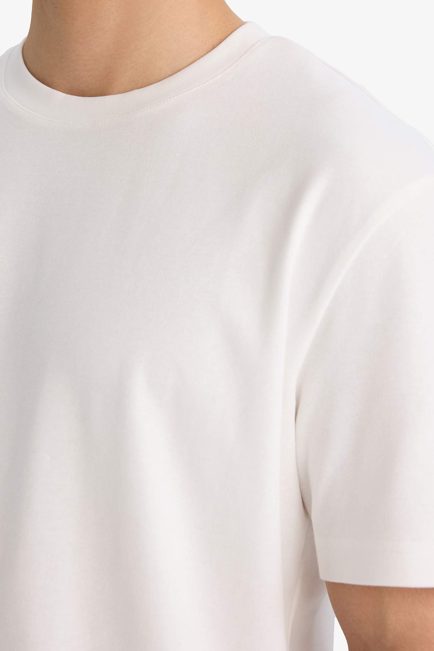 White MAN Regular Fit Crew Neck Short Sleeve T-shirt 3375664 | DeFacto