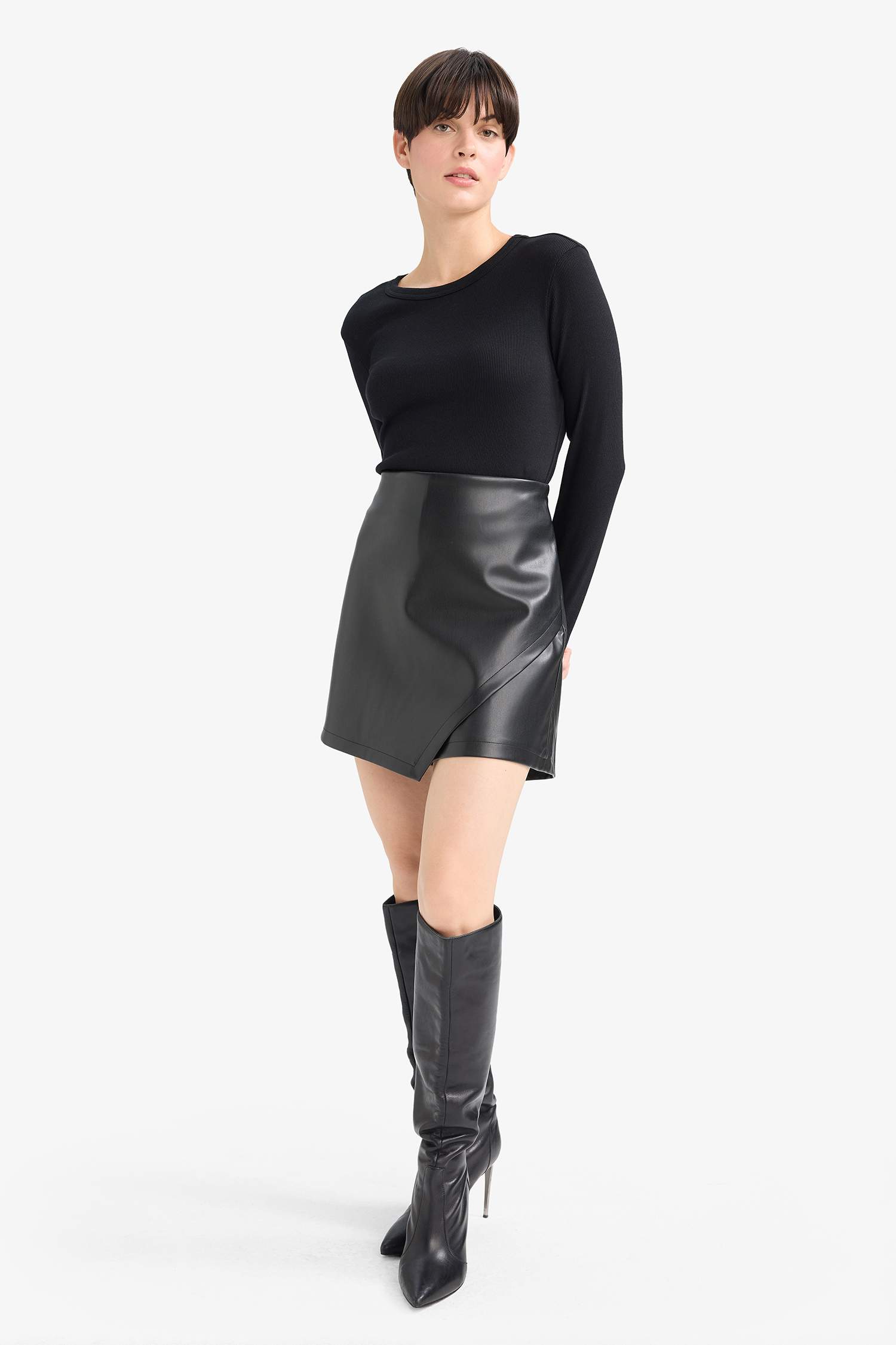 Black WOMAN Faux Leather High Waist Shorts 3377455 | DeFacto