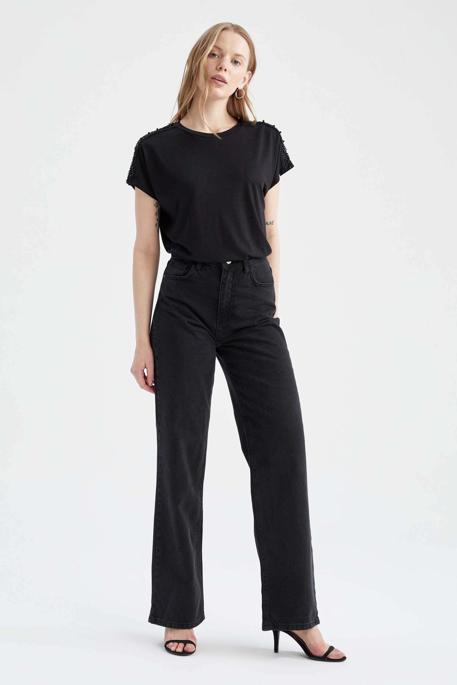 Siyah Kadın Traditional Regular Fit Dantelli Yarasa Kollu Tişört ...