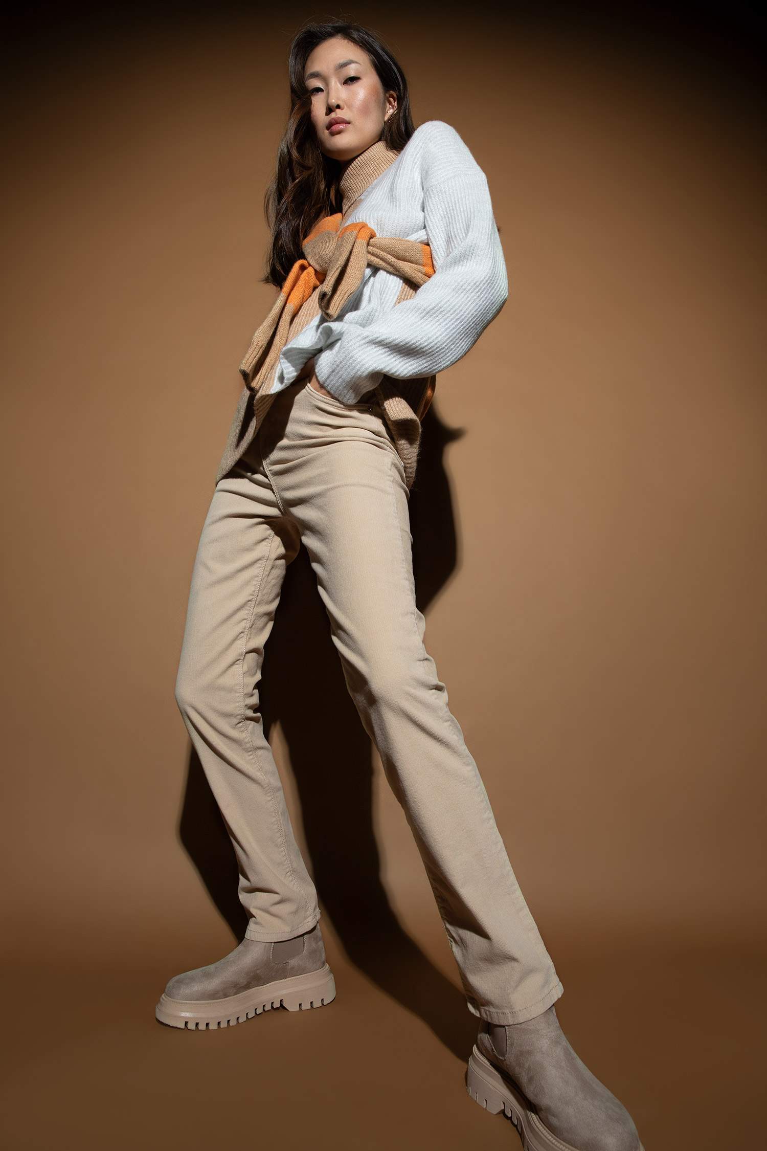 Бежевый Женщины Брюки c высокой талией стандартные из бархата 2500969 | DeFacto