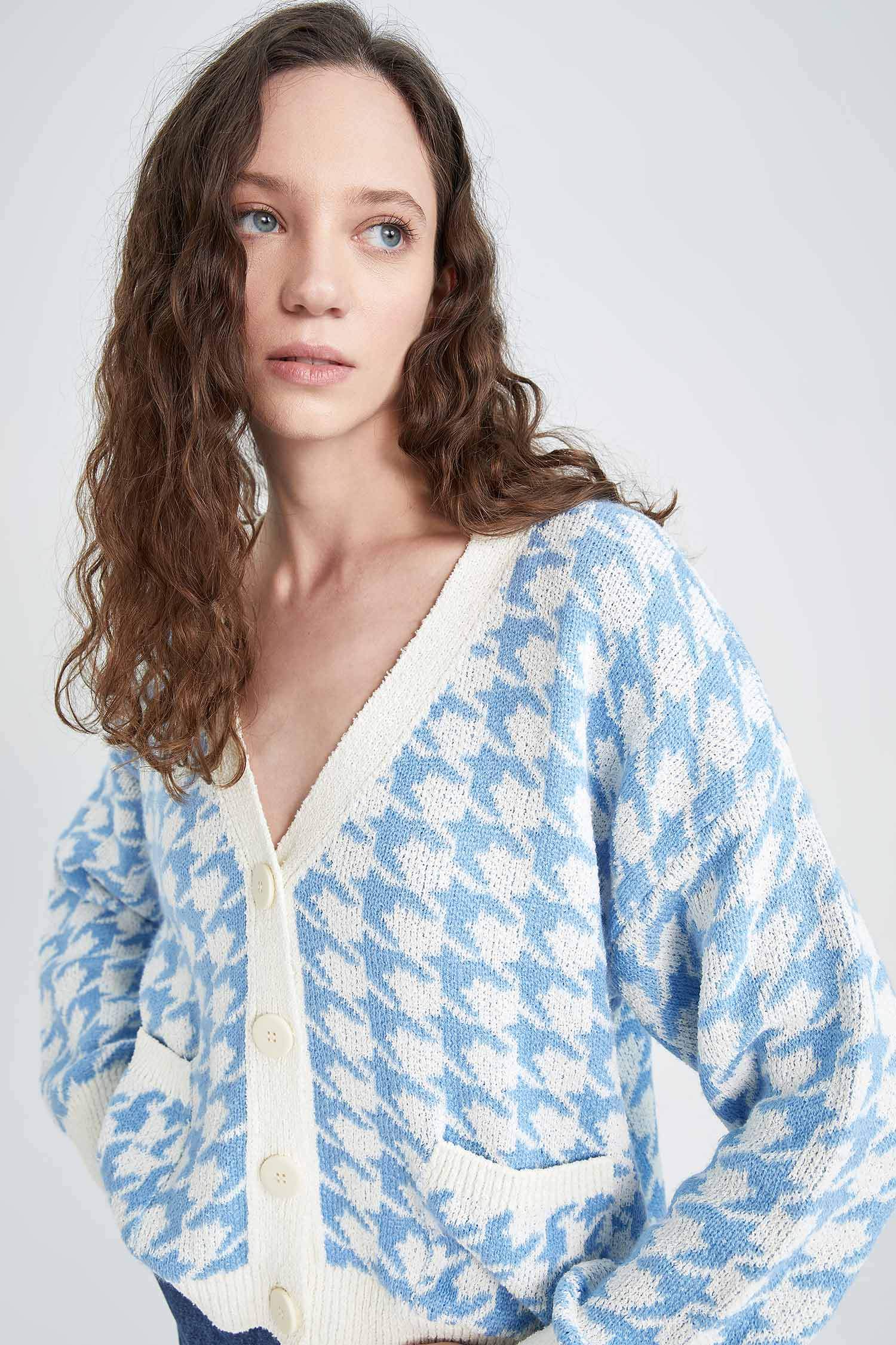 Blue WOMAN Oversize Fit V-Neck Cardigan 2566300 | DeFacto