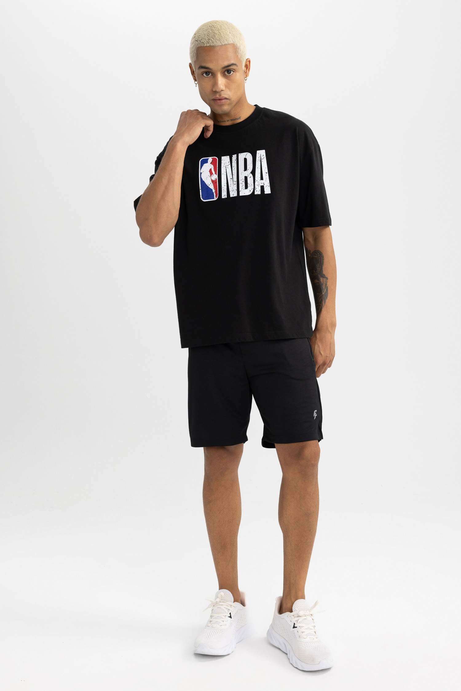 Black MAN NBA Licensed Crew Neck T-Shirt 2907579 | DeFacto