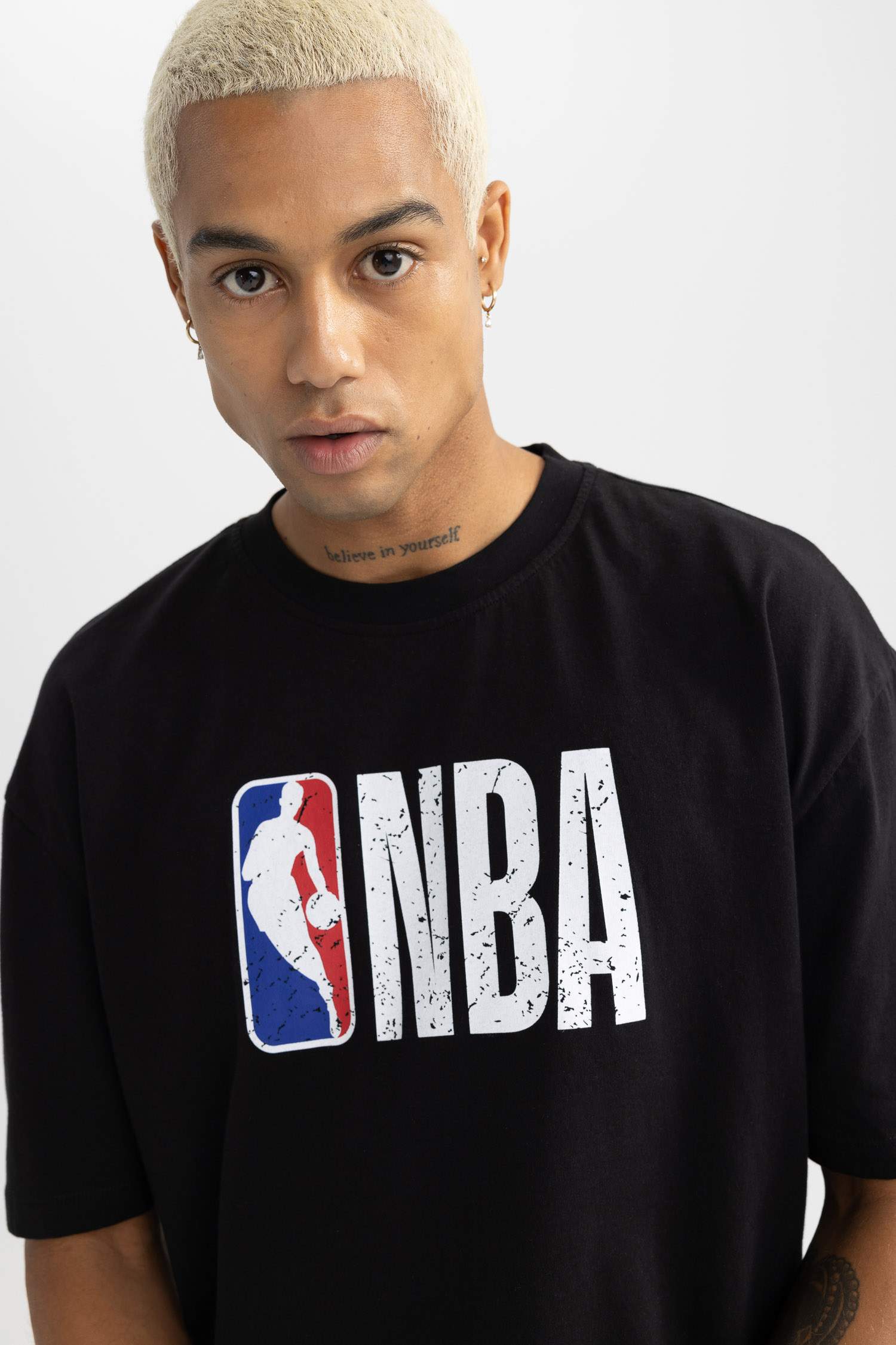 Black MAN NBA Licensed Crew Neck T-Shirt 2907579 | DeFacto