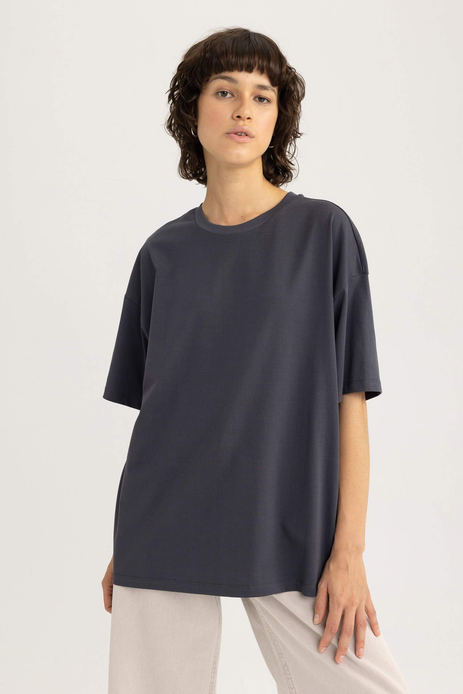 Antrasit Kadın Oversize Fit Bisiklet Yaka Kısa Kollu %100 Pamuk Tişört ...