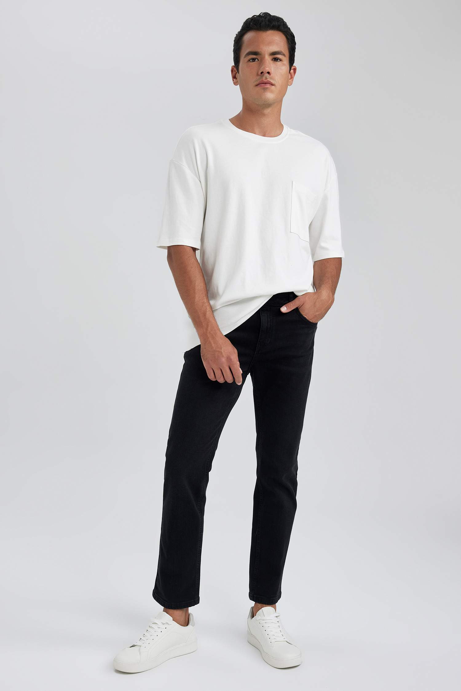 Black Man Sergio Regular Fit Normal Waist Pipe Leg Jeans 2742928 | DeFacto