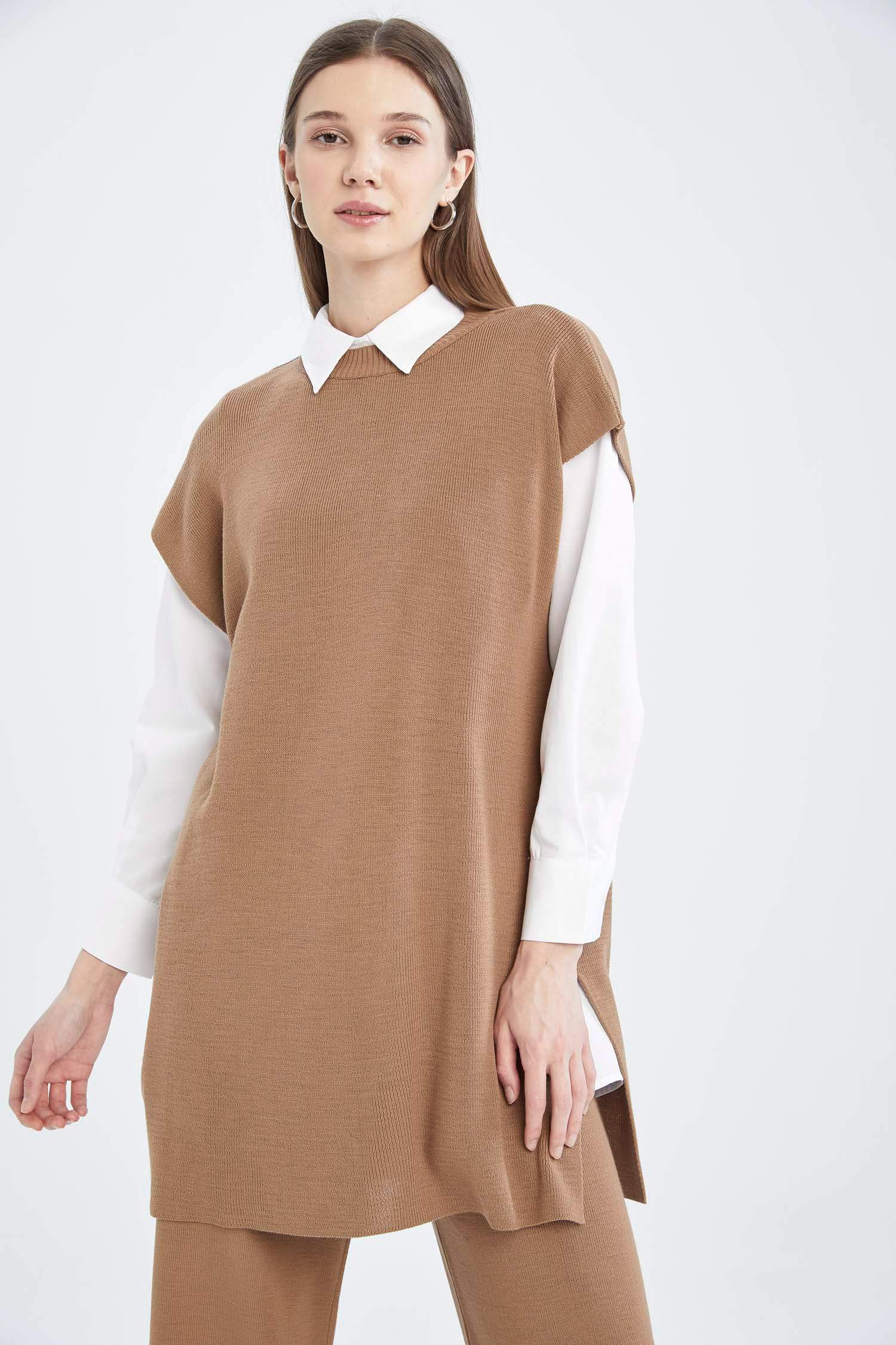 Beige WOMAN Regular Fit Crew Neck Vest 2481548 | DeFacto