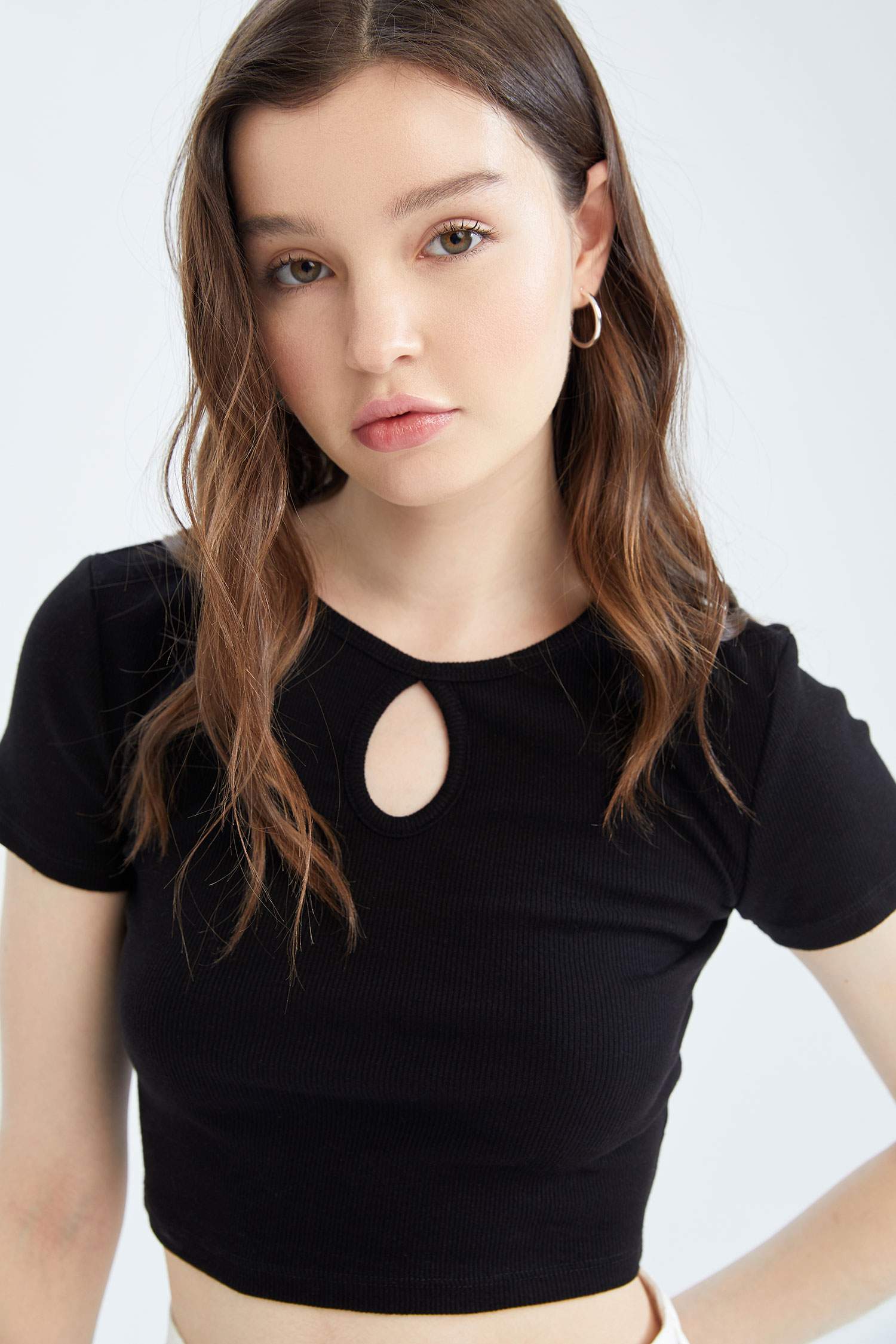 Black Woman Coool Crew Neck Low-Cut Front Basic Short Sleeve Crop Top ...