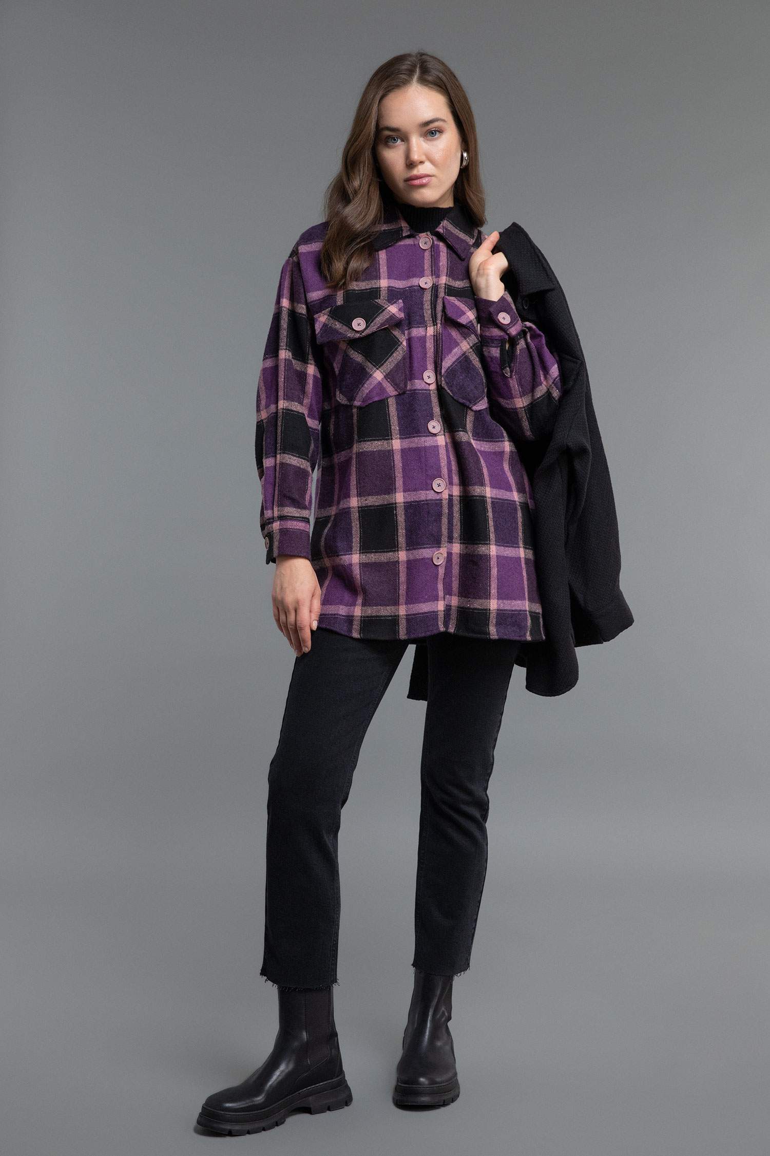 Black WOMAN High Waist Cut-Off Jeans 2736878 | DeFacto